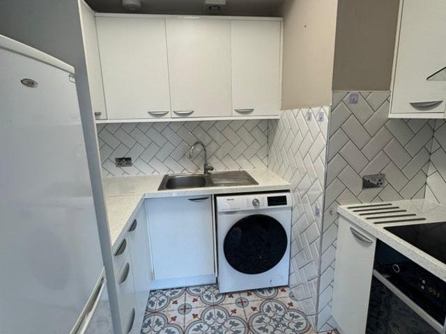 2 bed flat, 2 mins All Saints DLR, Chrips St marke