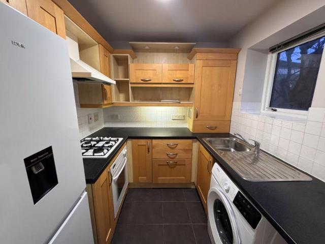 2 bed flat, 5 mins walk from Custom House