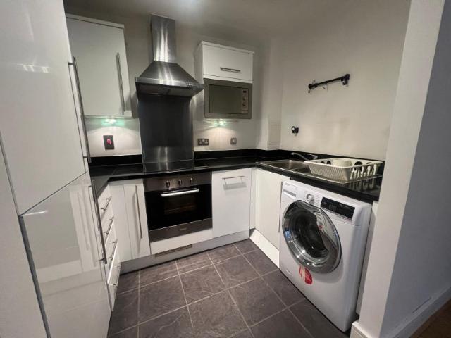 2 bed flat, 7 mins walk from Canning Town