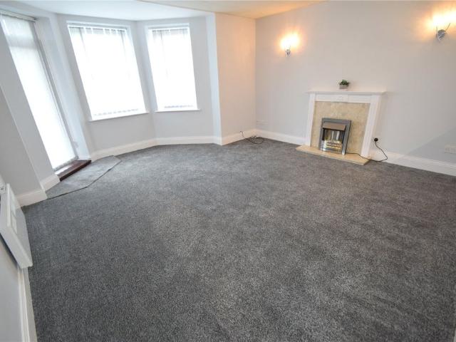 2 bed ground floor flat to rent in Belgrave Mansions, South Marine Drive, Bridlington, East Yorkshire, YO15