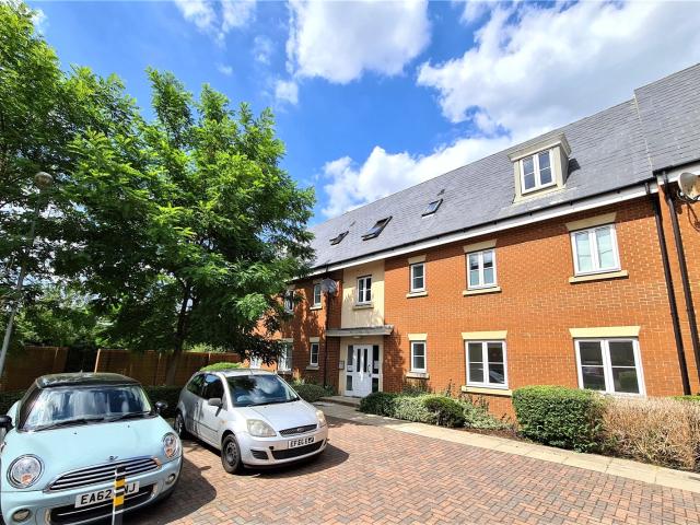2 bed ground floor flat to rent in Priory Chase, Rayleigh, SS6
