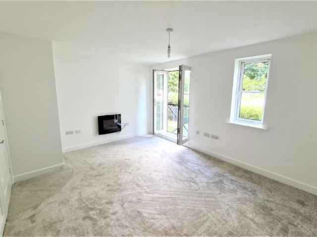 2 bed ground floor flat to rent in Priory Chase, Rayleigh, SS6
