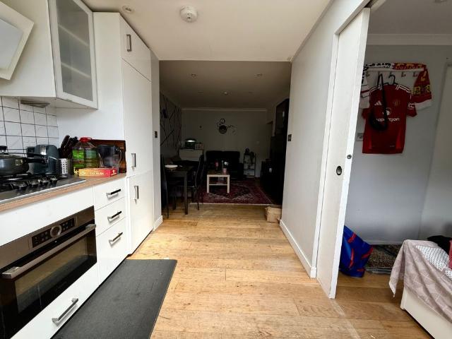 2 bed ground floor flat to rent in Wembley, HA0