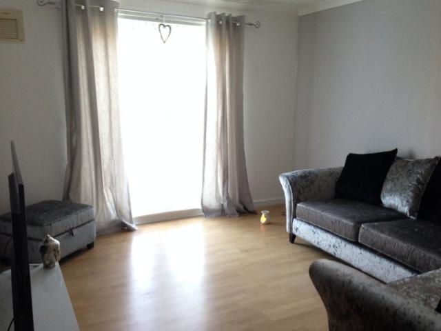 2 bed grd flr flat, front drive for 2 cars