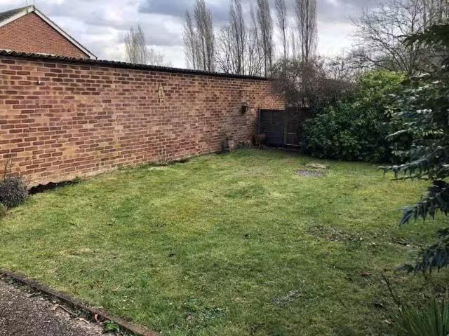 2 bed house to rent in Broom Hill Cookham Maidenhead SL6 9LQ.