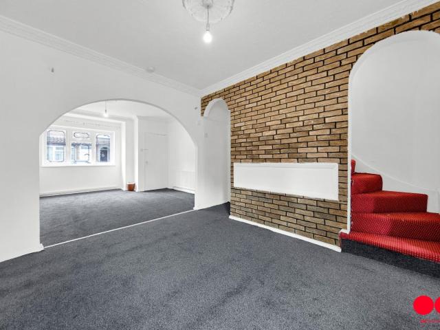 2 bed house to rent in Gloucester Road, London