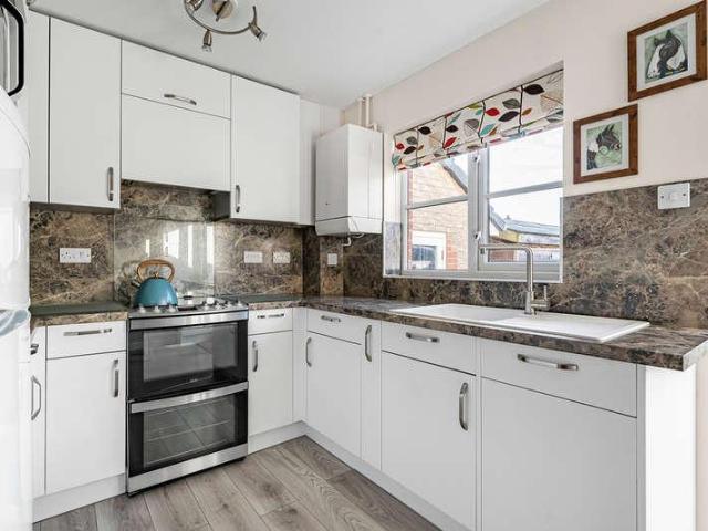 2 bed house for sale