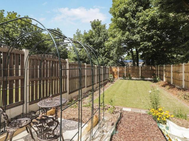 2 bed house for sale
