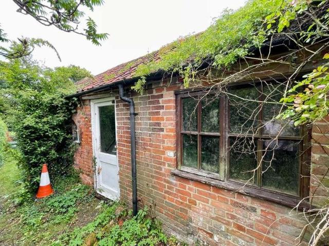 2 bed house for sale