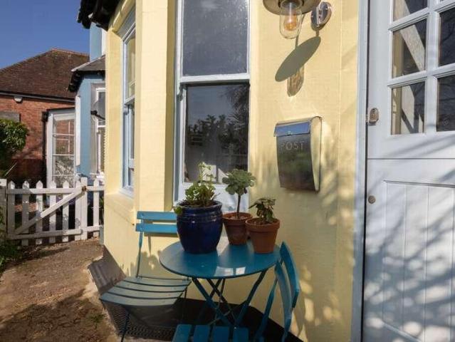 2 bed house for sale