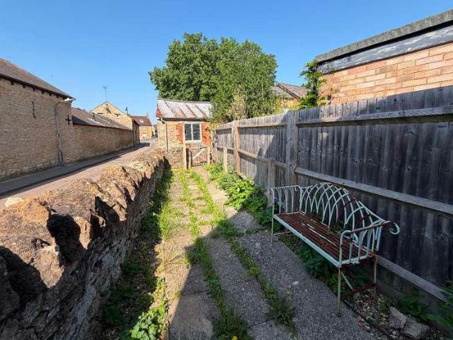 2 bed house for sale