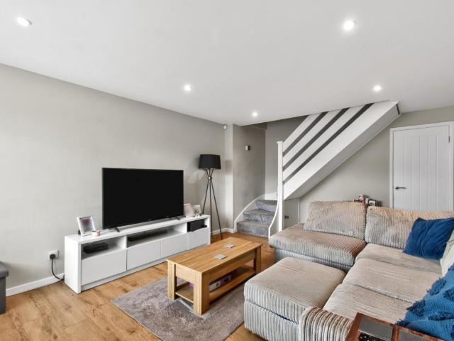 2 bed house for sale