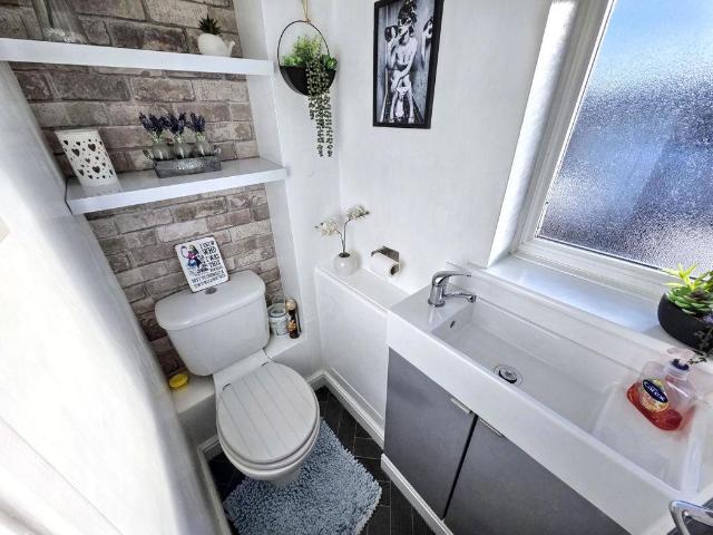 2 bed house for sale
