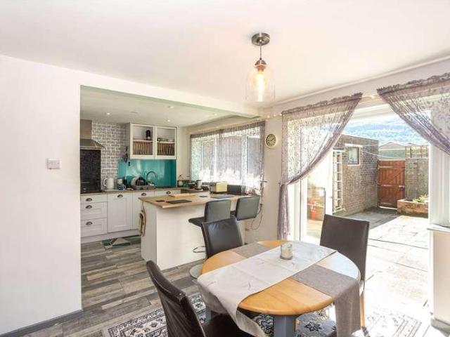 2 bed house for sale