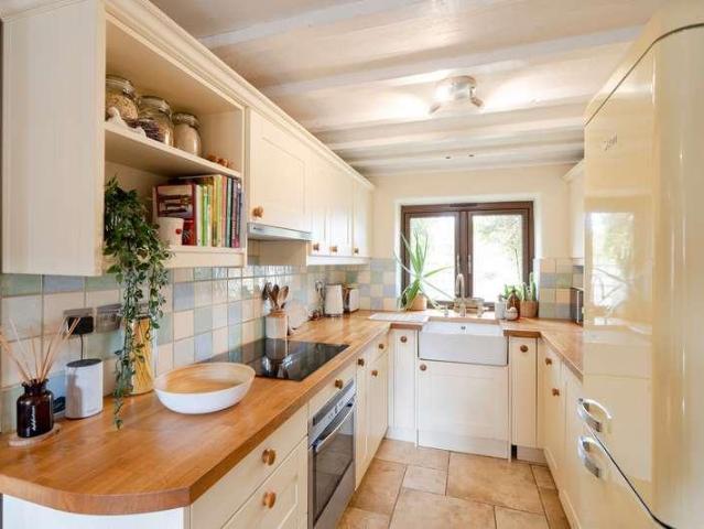 2 bed house for sale