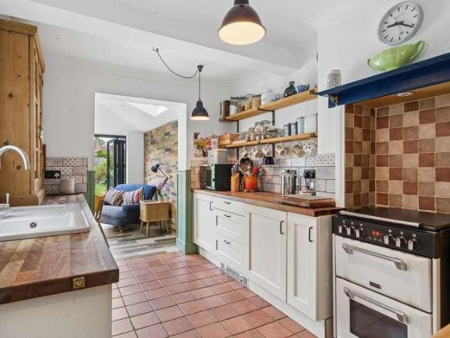 2 bed house for sale