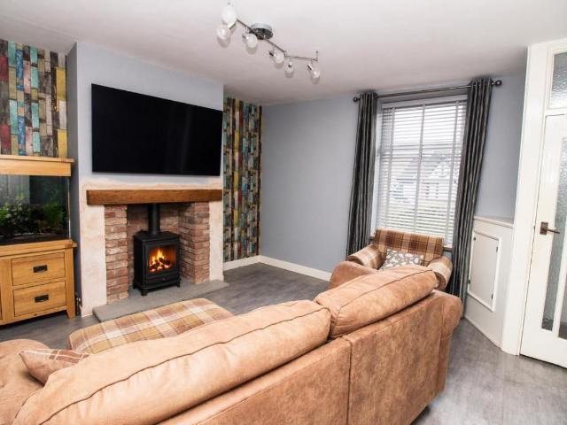2 bed house for sale