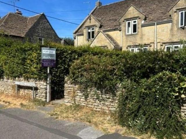 2 bed house for sale