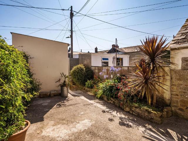 2 bed house for sale