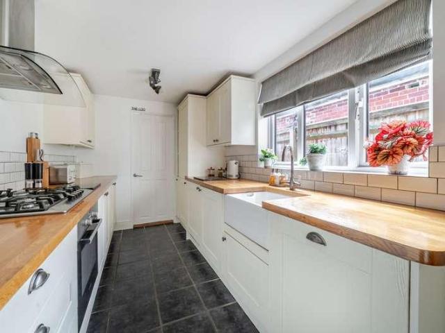 2 bed house for sale