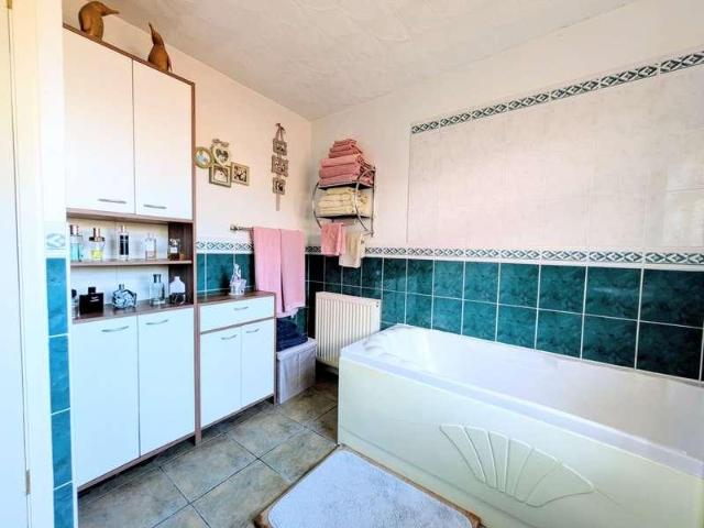2 bed house for sale