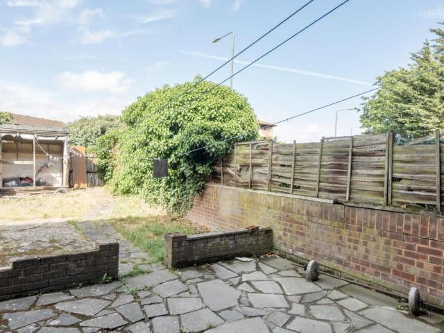 2 bed house for sale