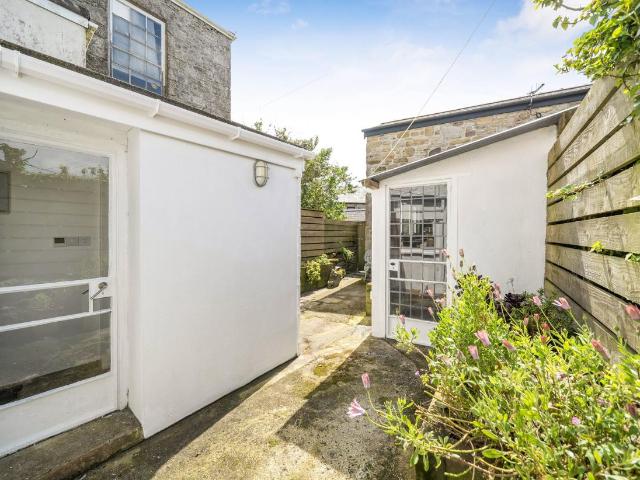 2 bed house for sale