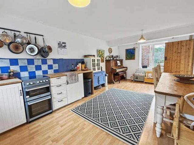 2 bed house for sale