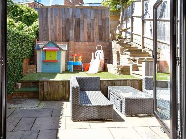 2 bed house for sale