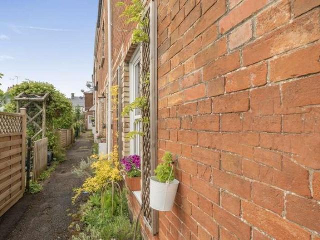 2 bed house for sale