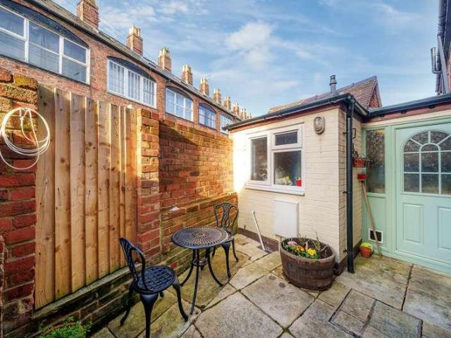 2 bed house for sale