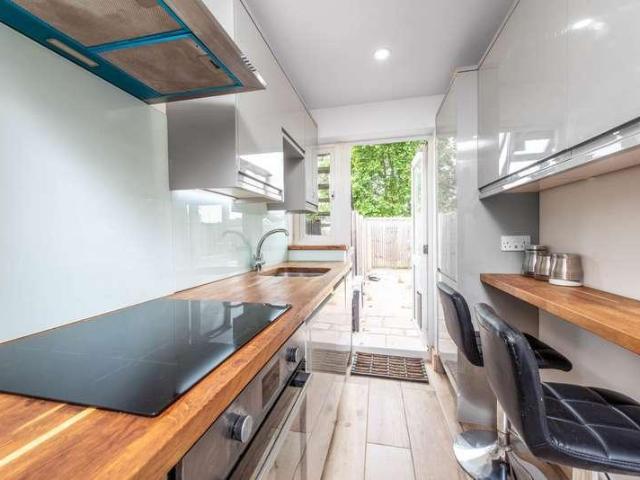 2 bed flat for sale