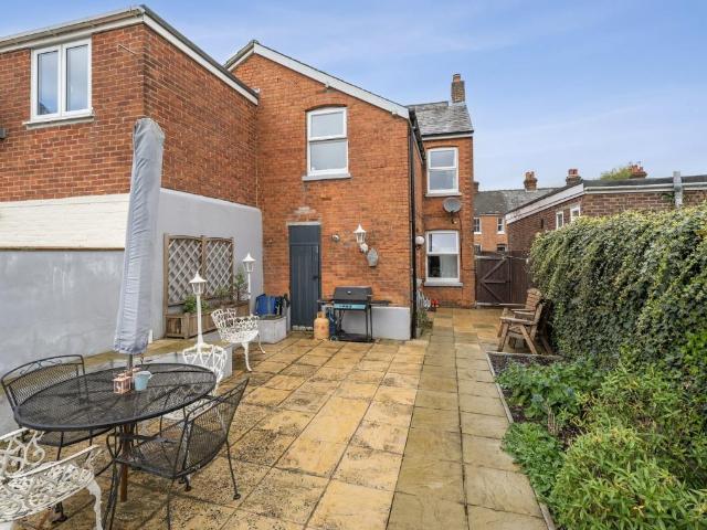 2 bed house for sale