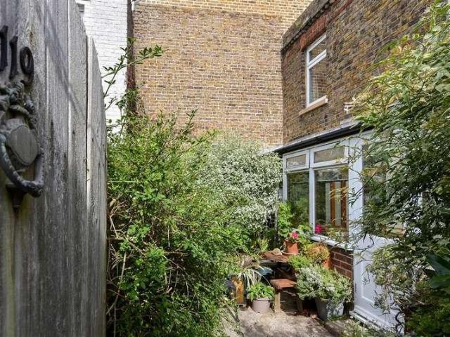 2 bed house for sale