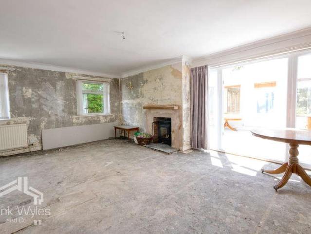 2 bed house for sale