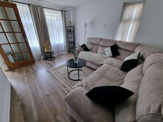 2 bed house for sale