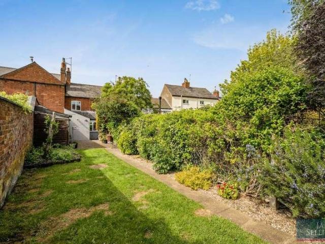 2 bed house for sale