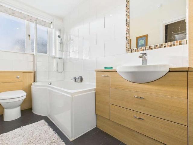 2 bed house for sale