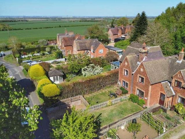 2 bed house for sale