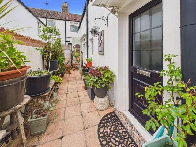 2 bed house for sale