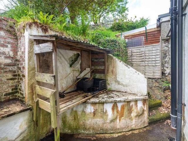 2 bed house for sale