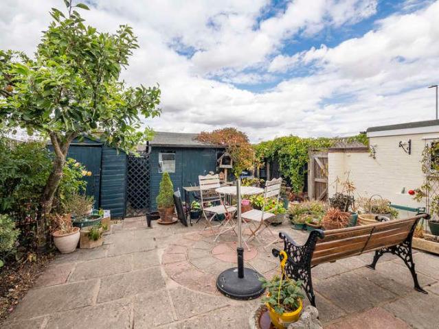 2 bed house for sale