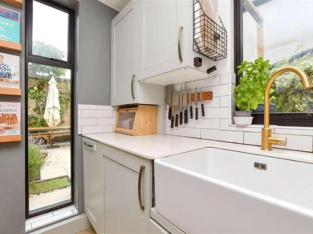 2 bed house for sale