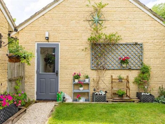 2 bed house for sale