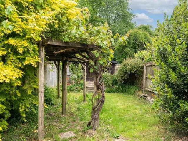 2 bed house for sale