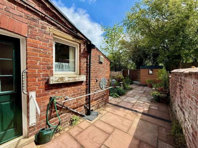 2 bed house for sale