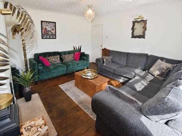 2 bed house for sale