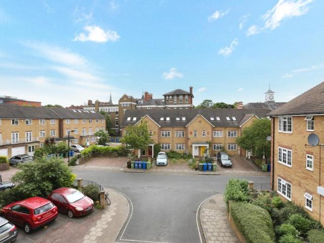 2 bed house for sale