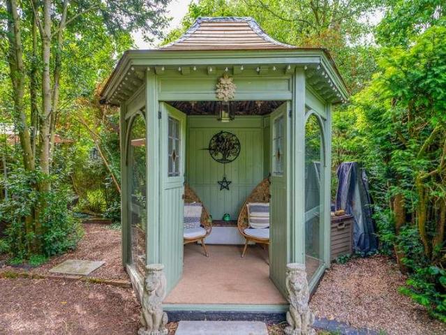 2 bed house for sale