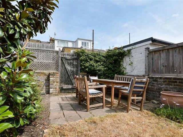 2 bed house for sale